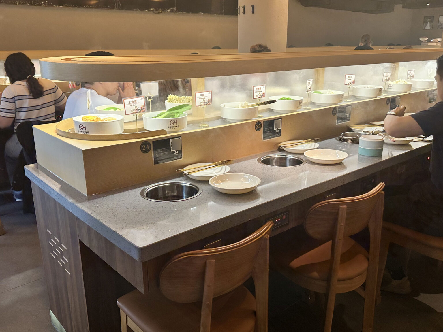 Dining-Trupp im Running Hot Pot – Dennis Schiavo